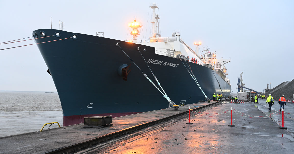 Floating LNG terminal arrives at Brunsbüttel and increases German ...
