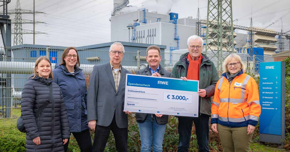 Mitarbeitende des RWE Gaskraftwerks Emsland übergeben 3.000 Euro an die ...